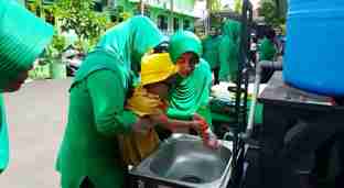 Ketua Persit Kodim Brebes Ajarkan Uwul Cuci Tangan Yang Benar - BEENEWS.ID
