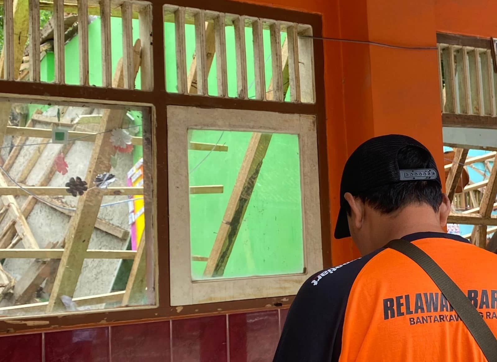 Atap Ambruk, Ruang Kelas SD di Brebes Runtuh Akibat Hujan Deras dan Angin Kencang - BEENEWS.ID