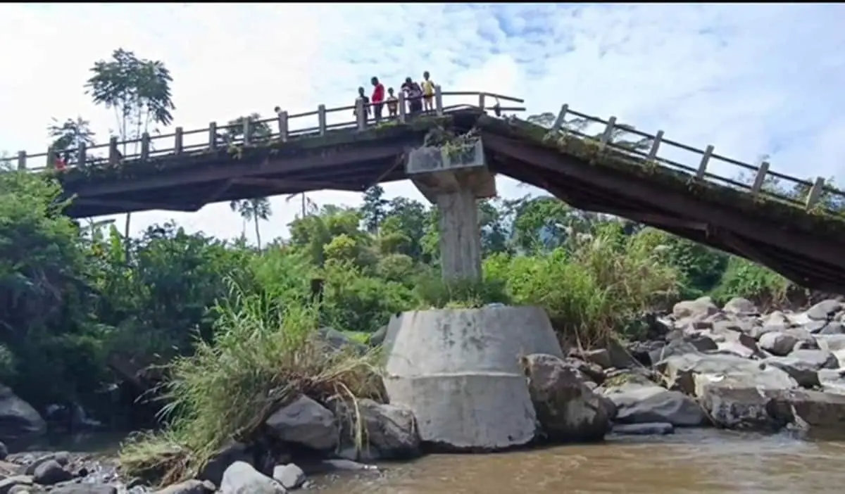 Warga Tegal-Brebes Terjebak! Jembatan Utama Putus, Aktivitas Lumpuh Total - BEENEWS.ID